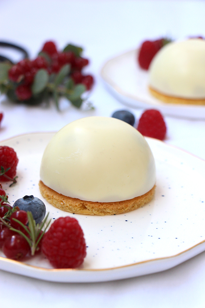 Paradis blanc ou dômes au chocolat blanc et fruits rouges – Devorezmoi