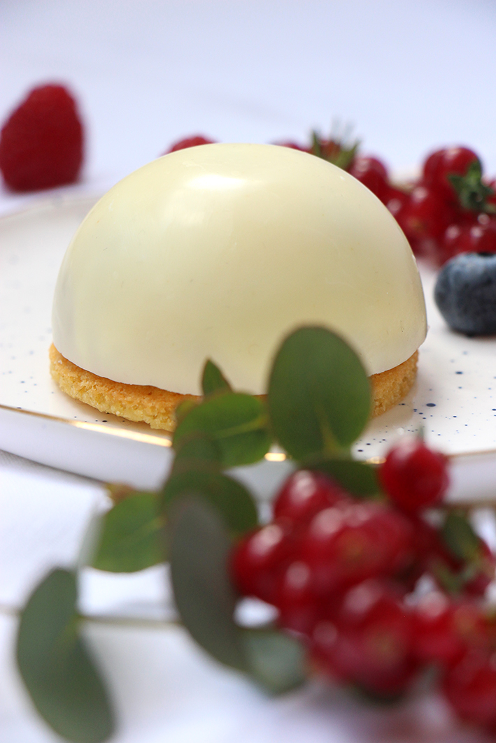 Paradis blanc ou dômes au chocolat blanc et fruits rouges – Devorezmoi