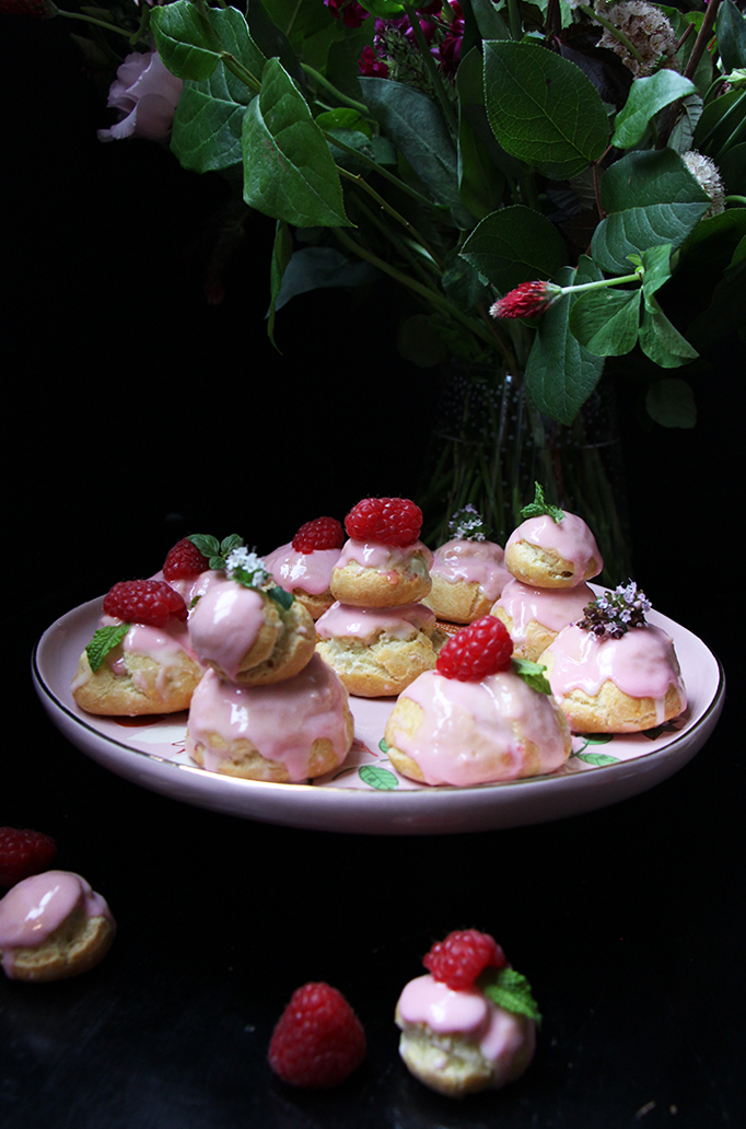 Choux à la crème de pistache et framboises fraîches – Devorezmoi