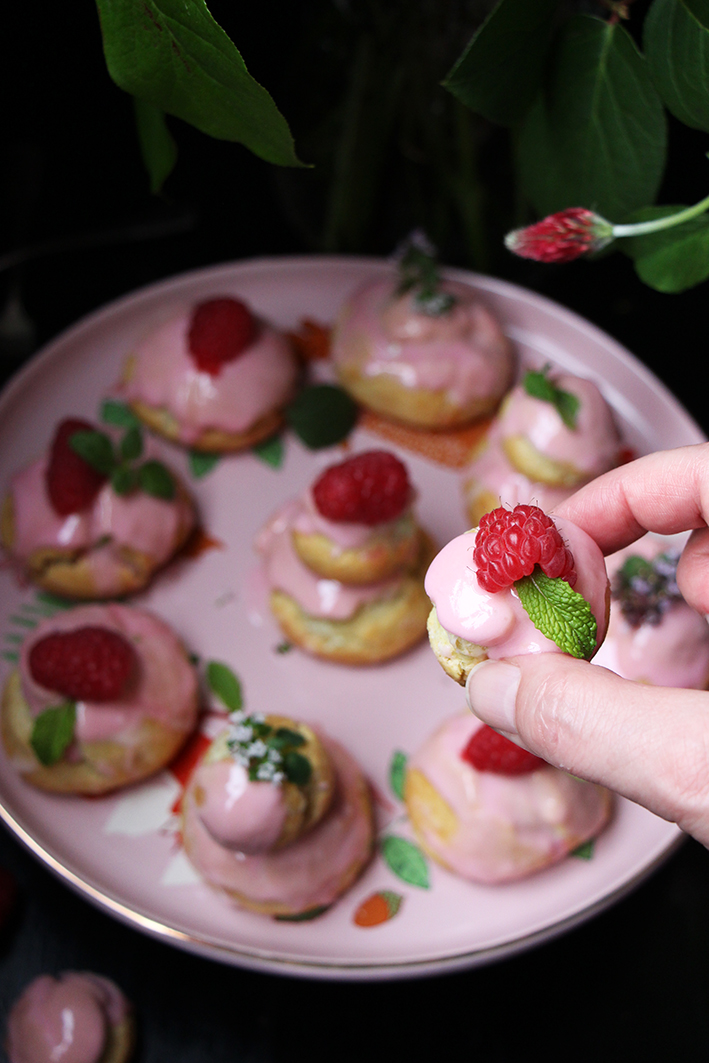 Choux à la crème de pistache et framboises fraîches – Devorezmoi