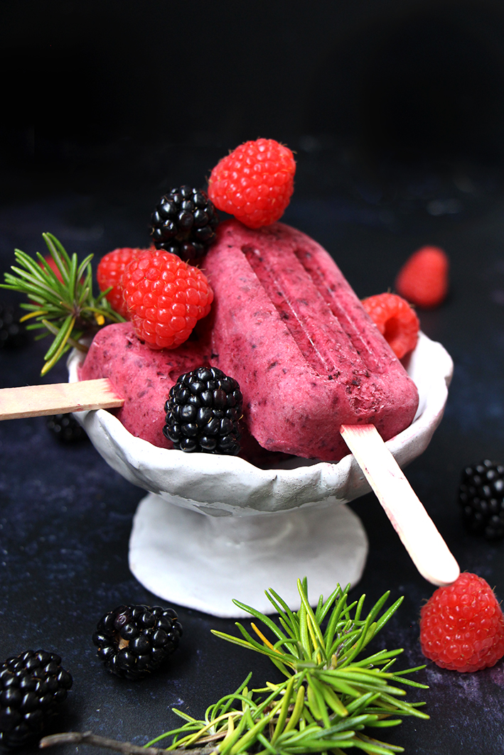Glace aux fruits rouges et romarin – Devorezmoi
